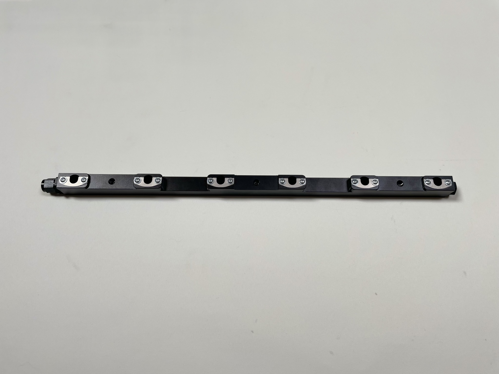 M110 Fuel rail with pressure regulator - Elbe Engineering